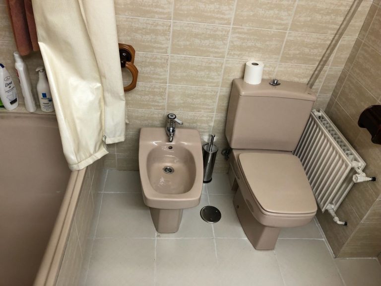 Baño con inodoro y bidé en color visón. - SecuriBath Solutions S.L.