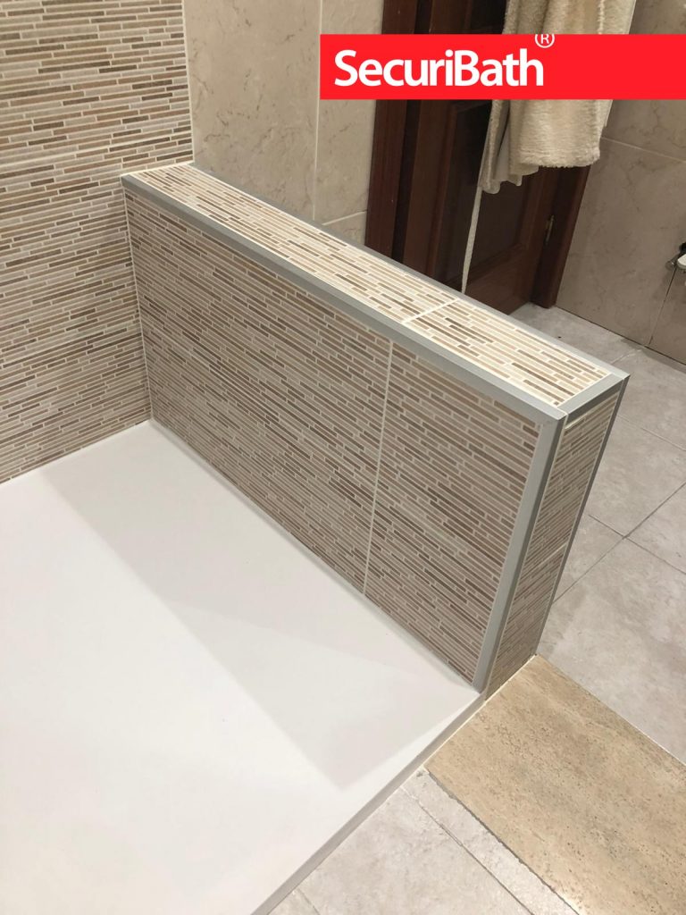 Combinar mampara de ducha con poyete de terminación